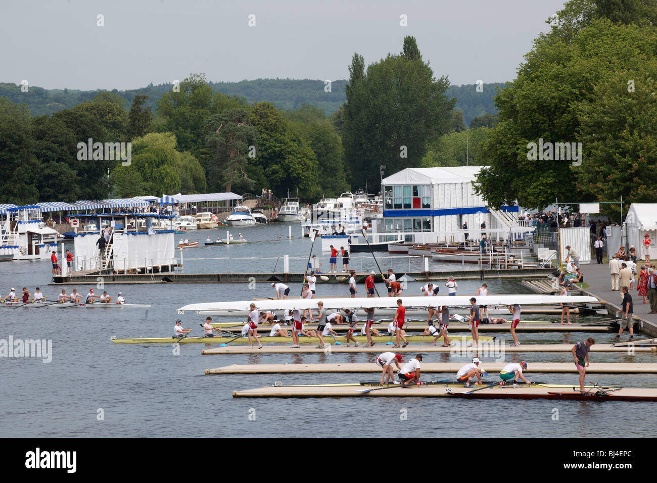 boat crews preparing for race at Henley Regatta Stock Photo - Alamy