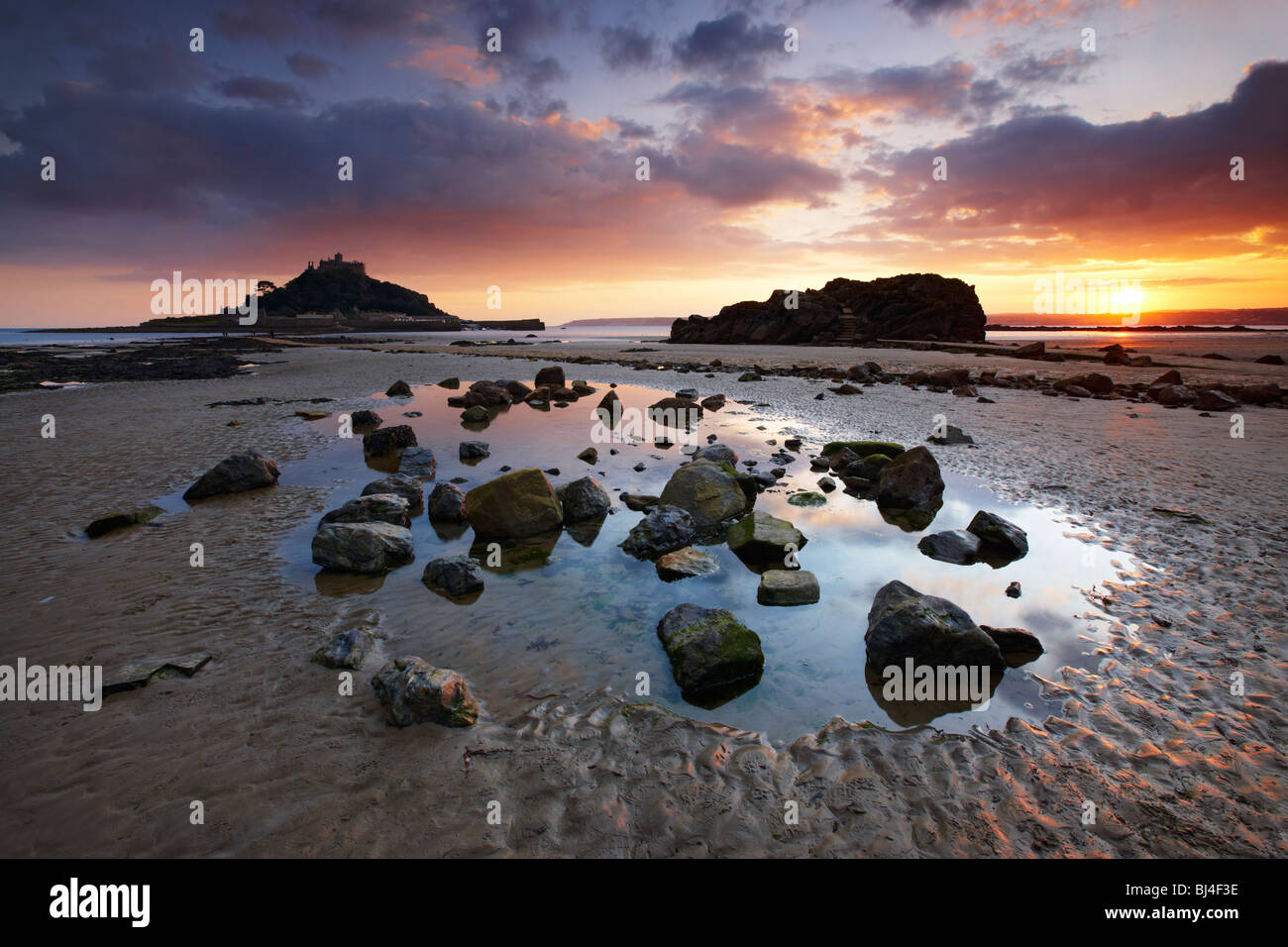 Reflecting mounts hi-res stock photography and images - Alamy