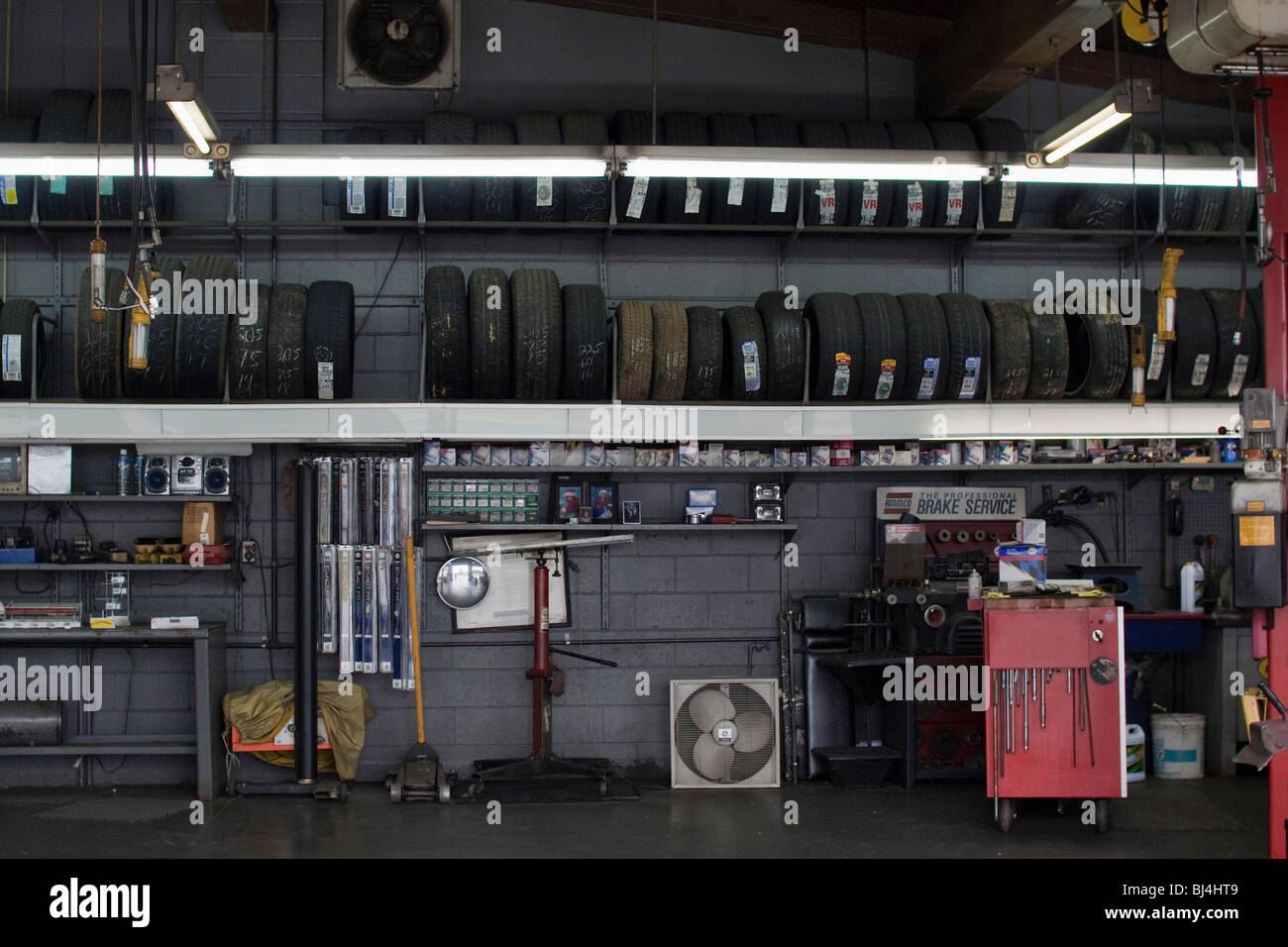 The car repair garage in USA US closeui nobody horizontal hi-res Stock Photo - Alamy