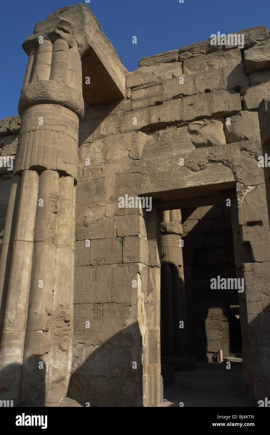 Egypt papyrus column offerings room hi-res stock photography and images ...