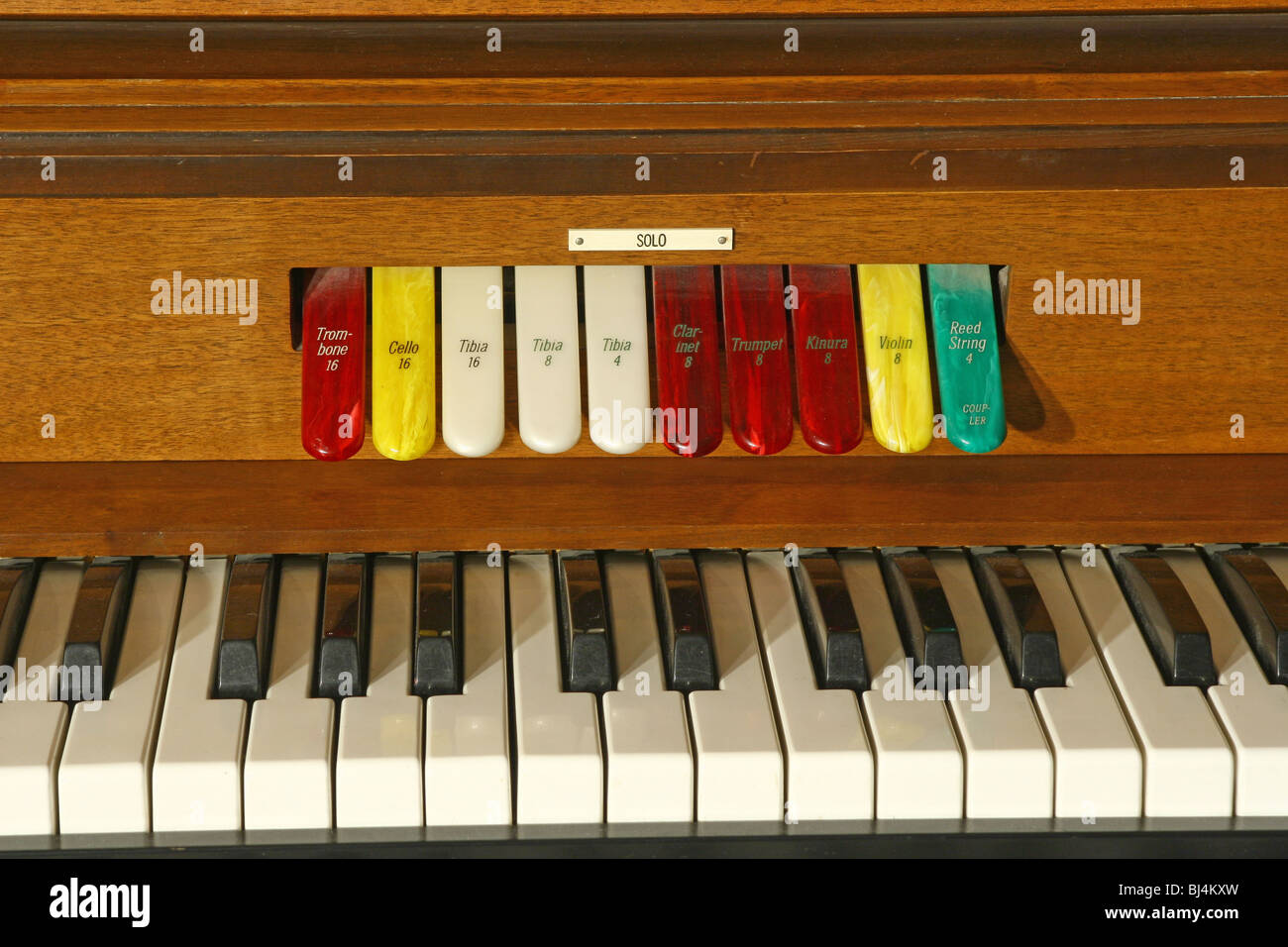 Electronic organ hi-res stock photography and images - Alamy