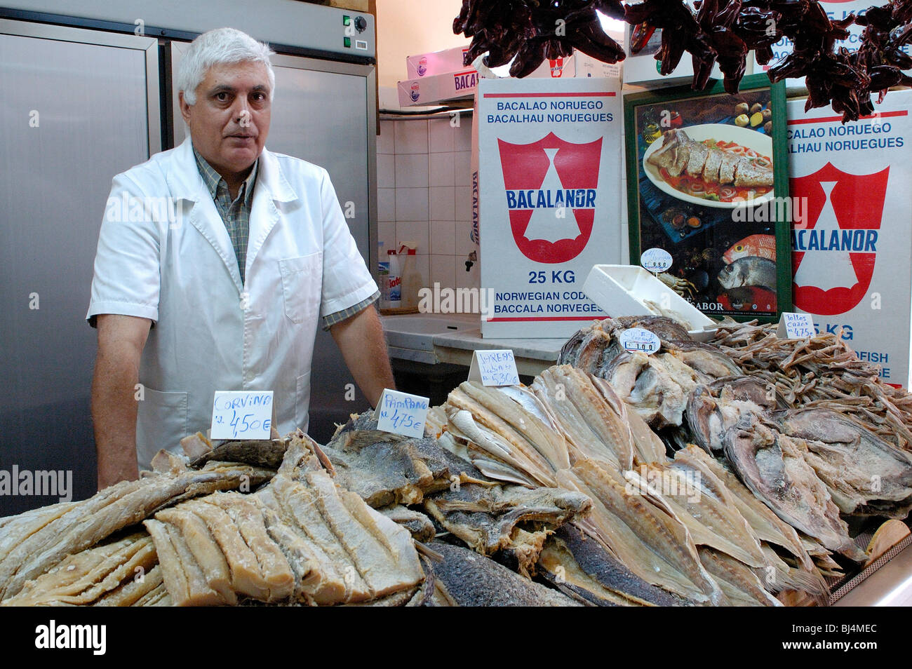 Fish merchant hi-res stock photography and images - Alamy