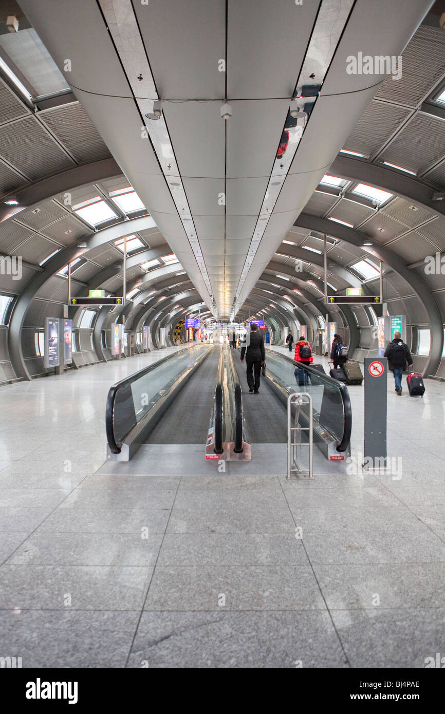 Moving walkway to AIRail Terminal at Frankfurt Airport, Frankfurt ...