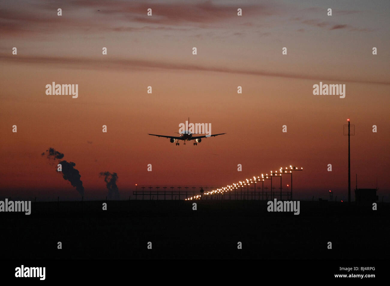 Plane taking off sunset hi-res stock photography and images - Alamy