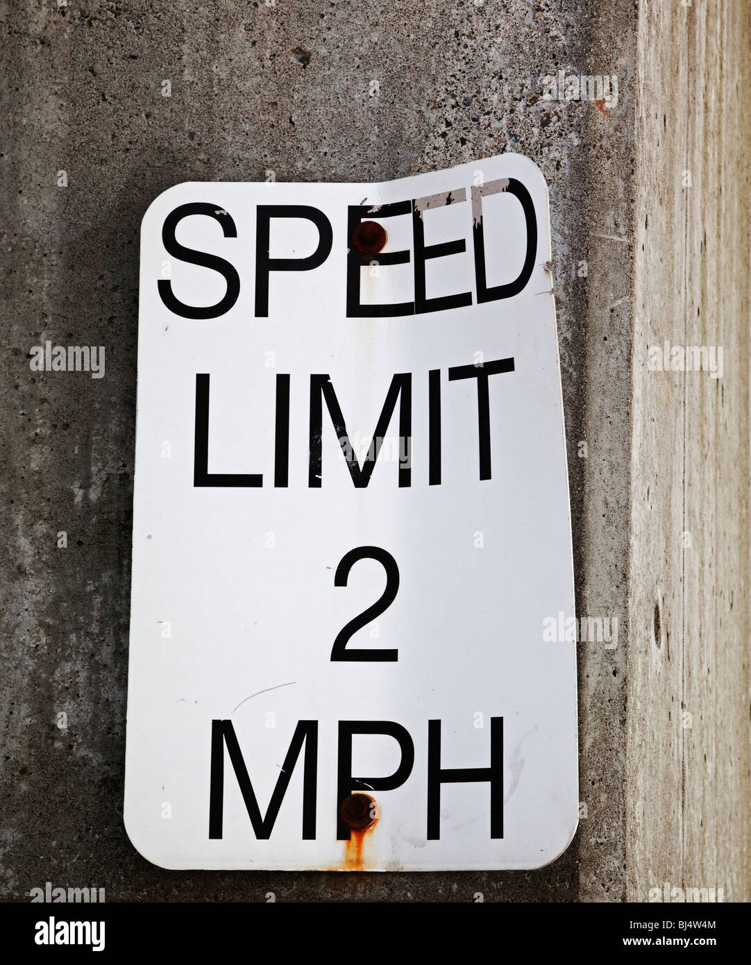 speed limit 2 mph sign at dock entrance on waterfront Stock Photo - Alamy