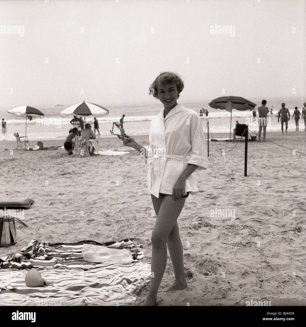 1950's Woman Beach High Resolution Stock Photography and Images - Alamy