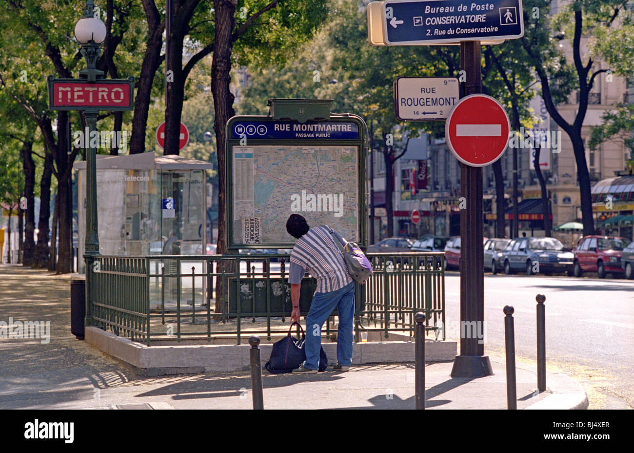 male tourist reading metro map paris Stock Photo - Alamy