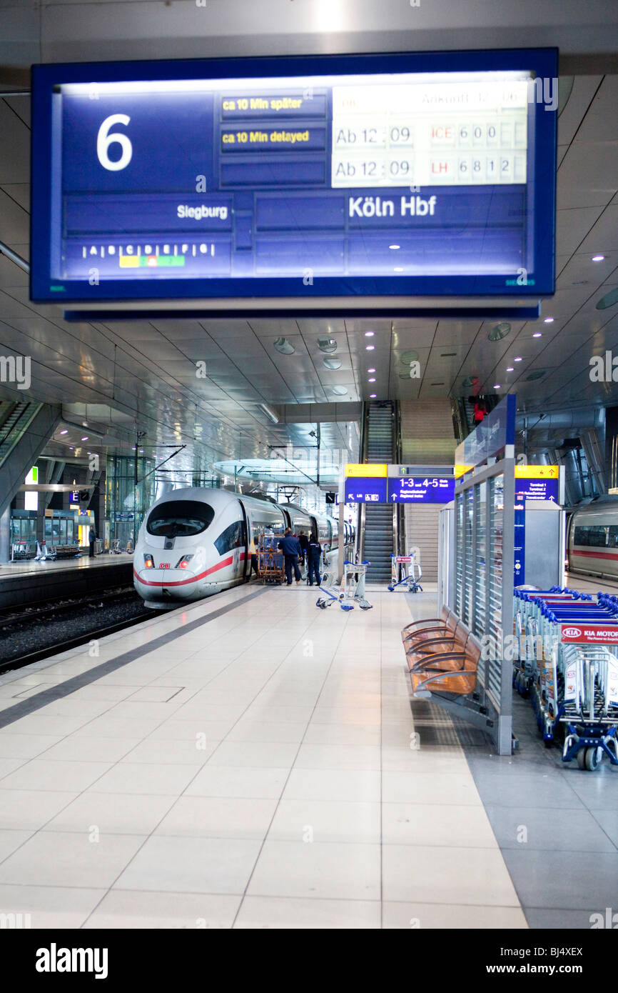 Airport city terminal stations hi-res stock photography and images - Alamy