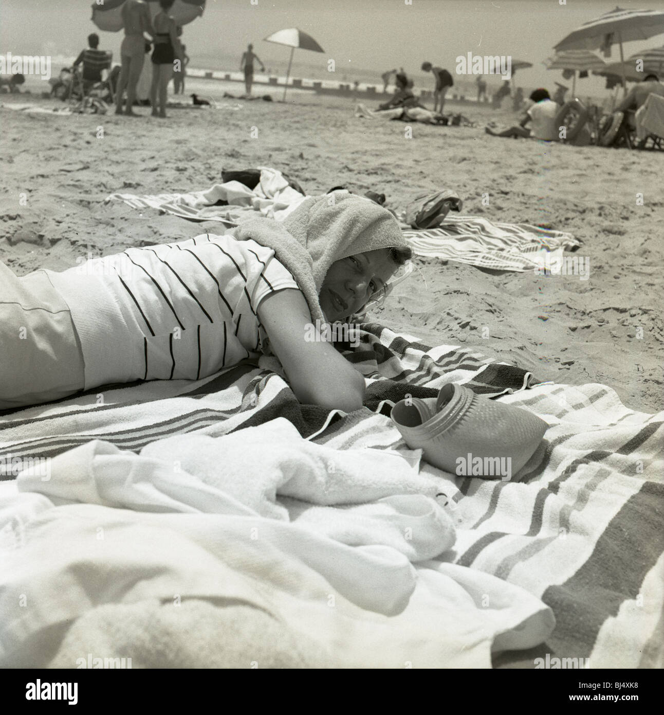 1950's Woman Beach High Resolution Stock Photography and Images - Alamy