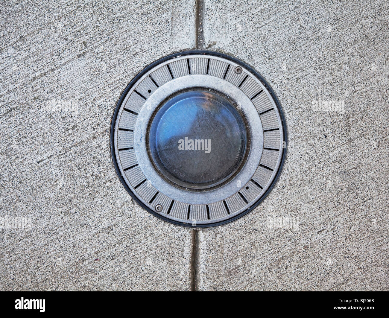 Glass embedded in concrete hi-res stock photography and images - Alamy