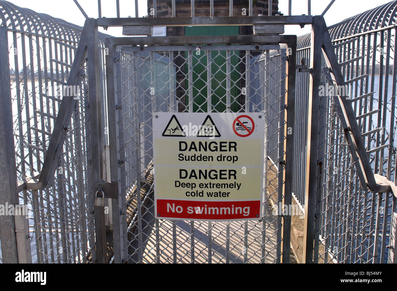 Reservoir warning sign hi-res stock photography and images - Alamy