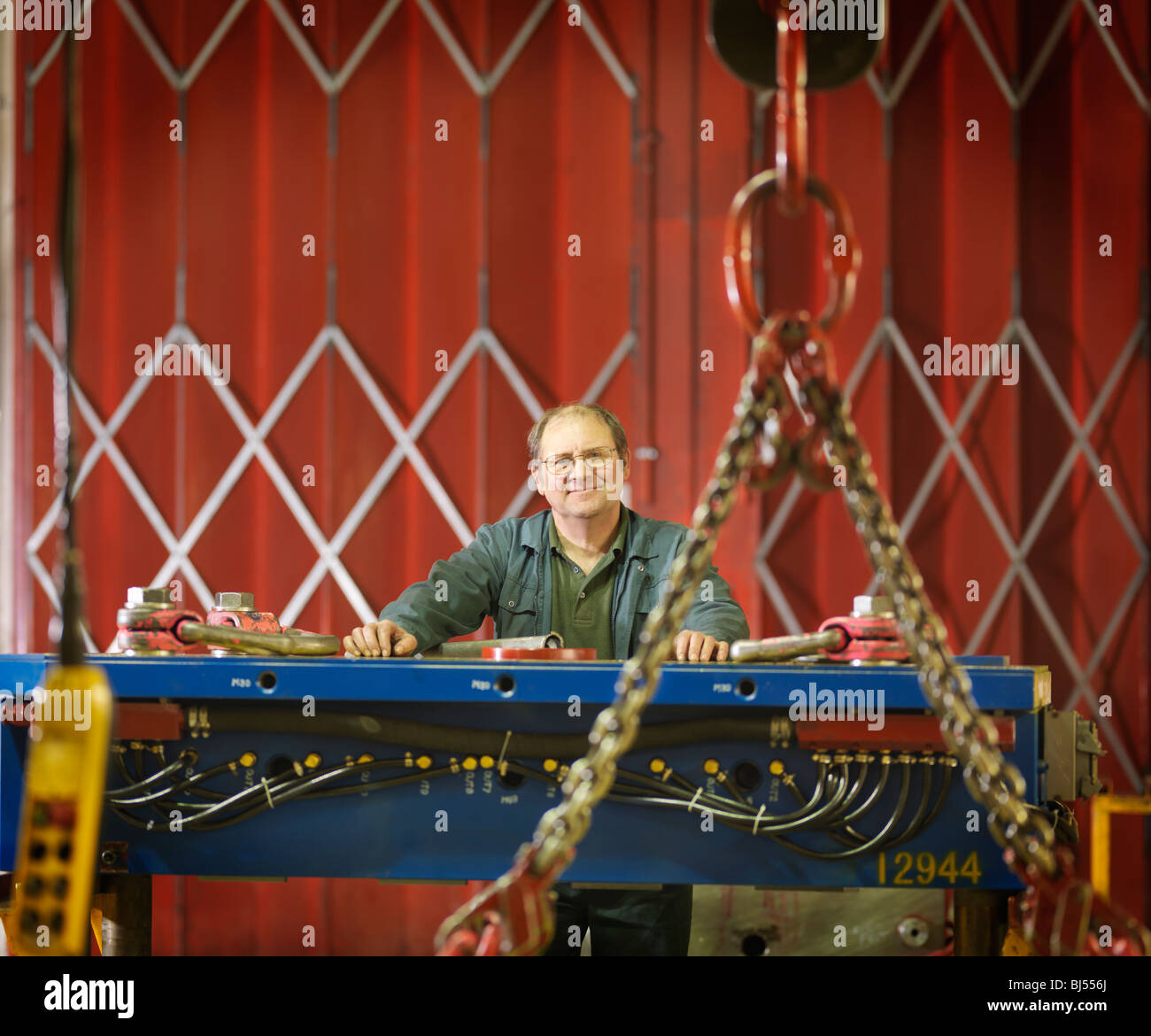 Worker chain High Resolution Stock Photography and Images - Alamy
