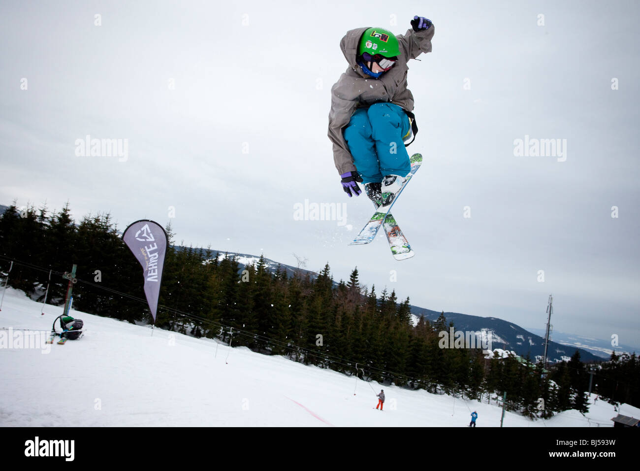 Skier in air hi-res stock photography and images - Alamy