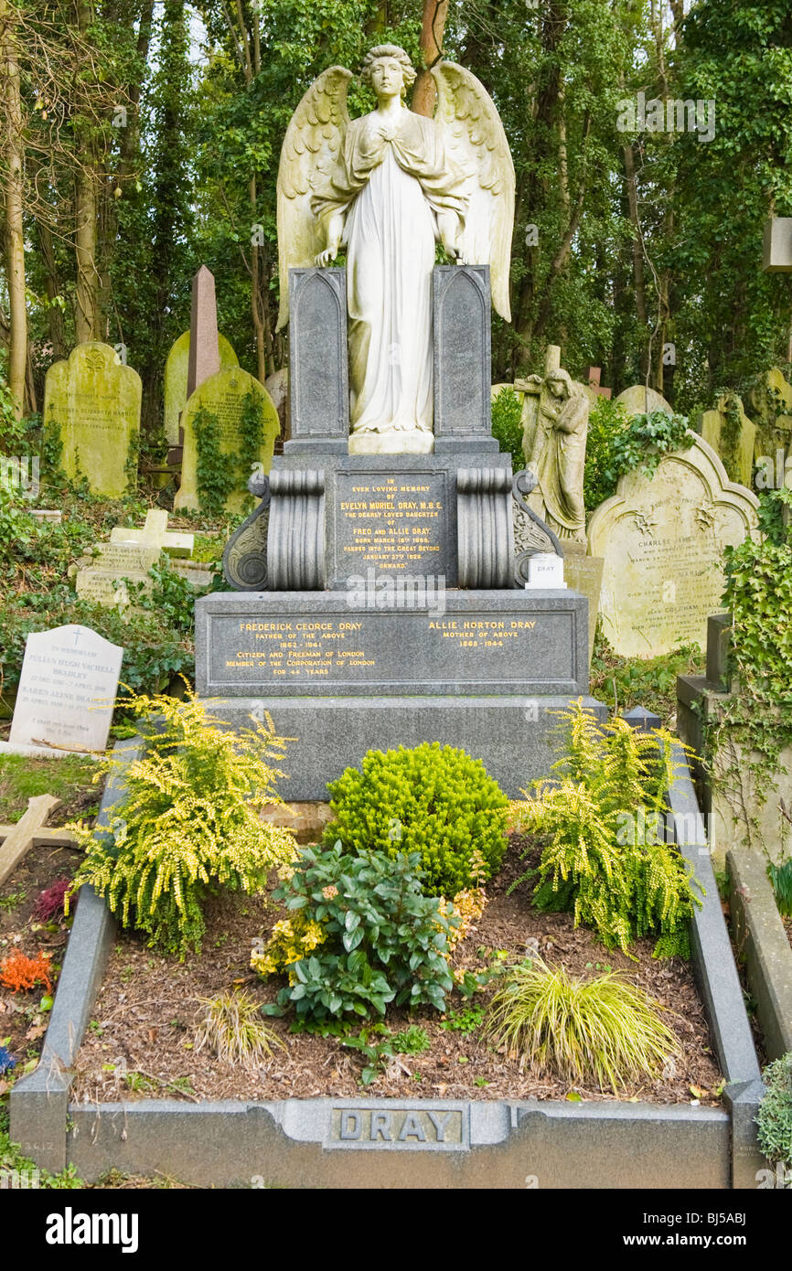 Highgate Cemetery , one of 6 original private cemeteries around London ...