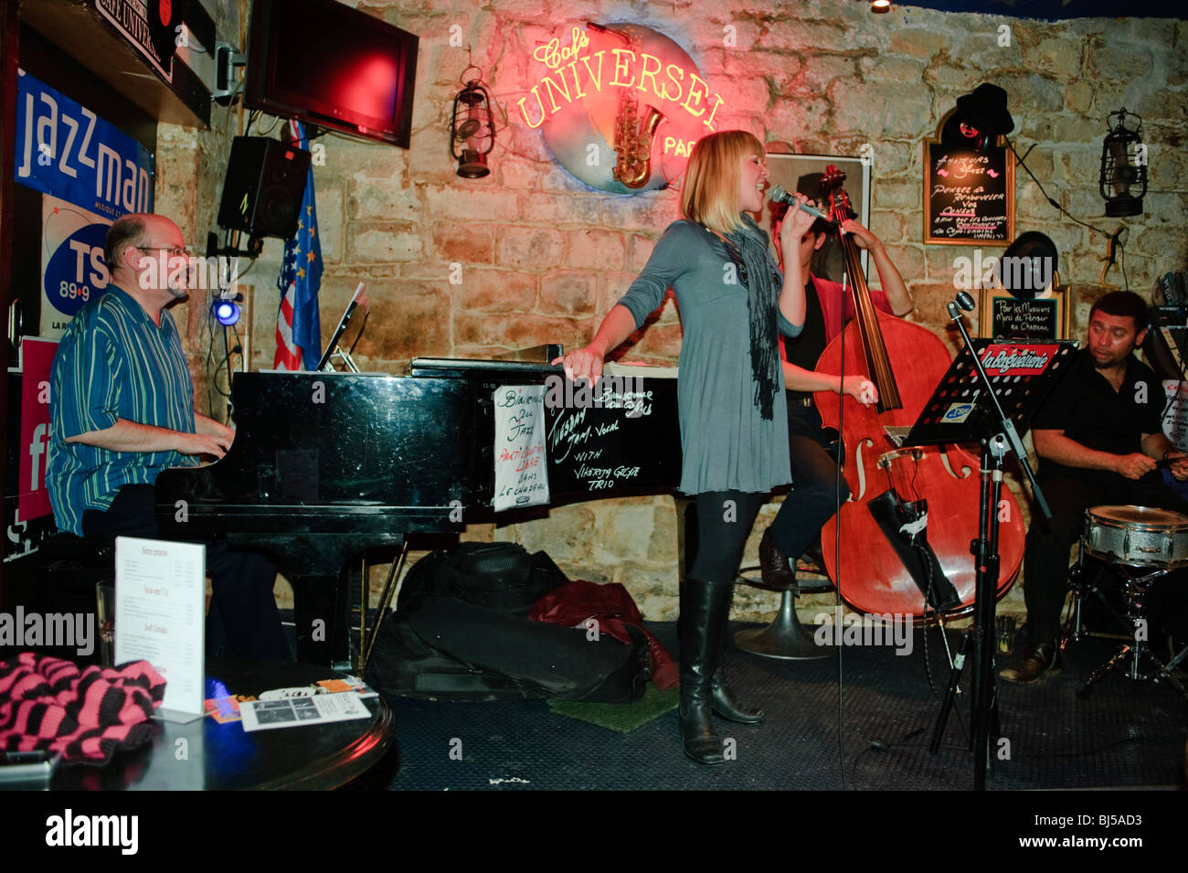 Female singer performing at jazz club hi-res stock photography and ...