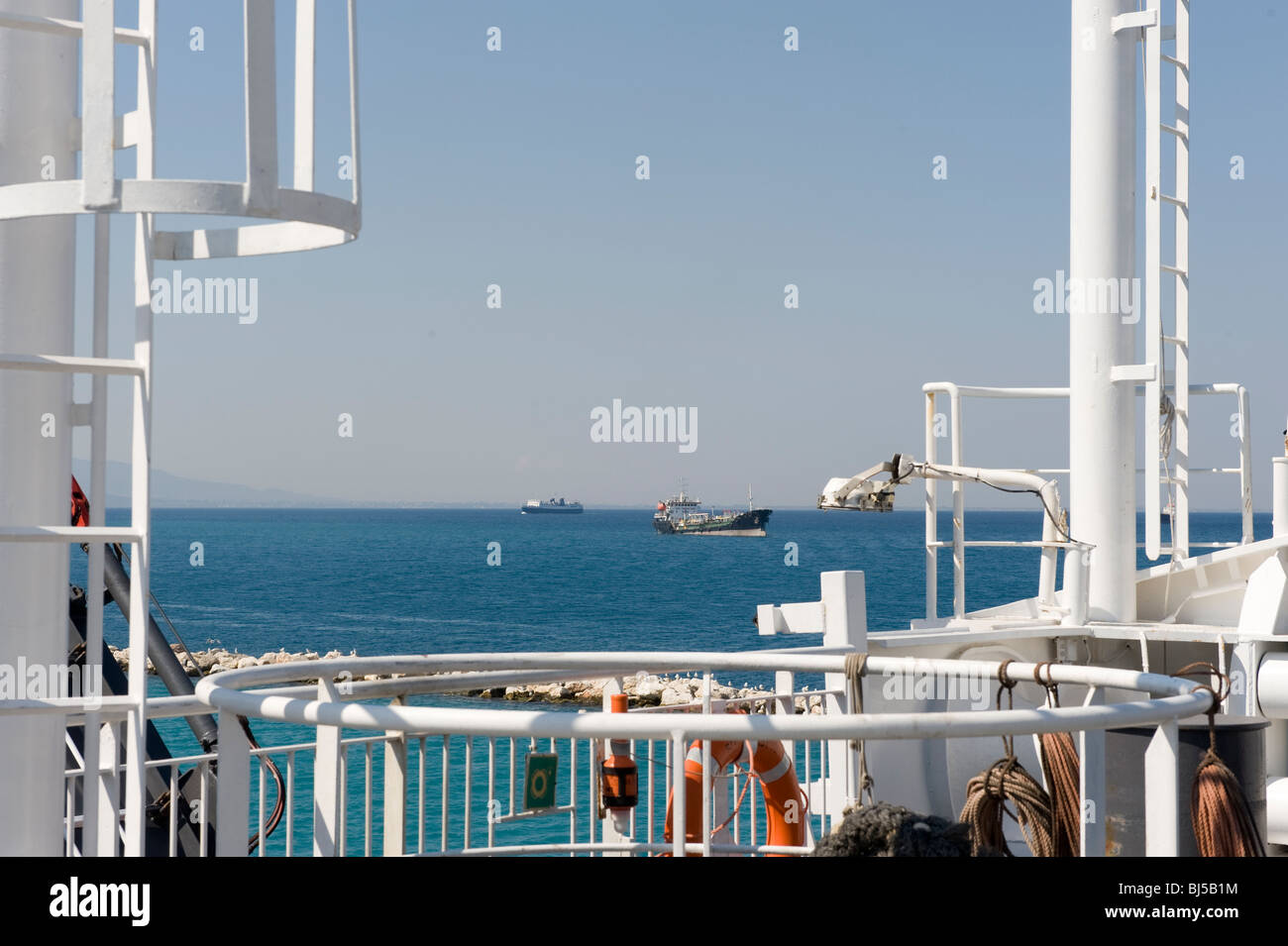 Boat on the ocean with horizon over water Stock Photo - Alamy