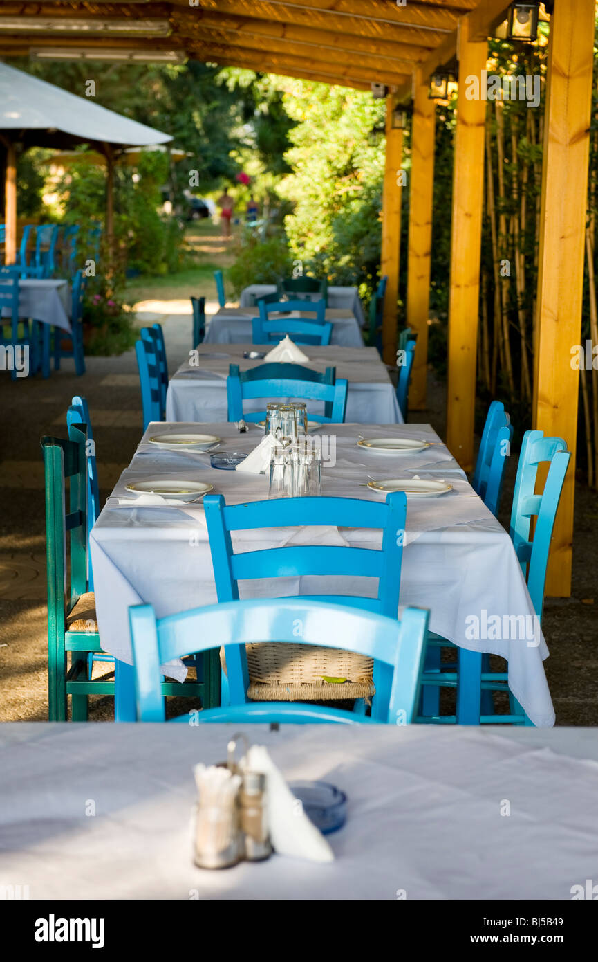 Greek restaurant tables hi-res stock photography and images - Alamy