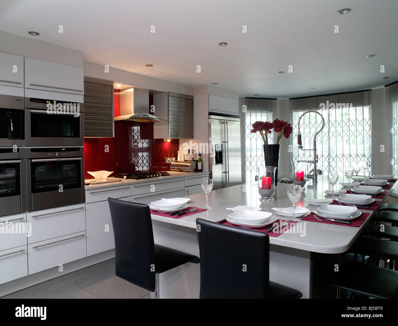 Round table place settings hi-res stock photography and images - Alamy