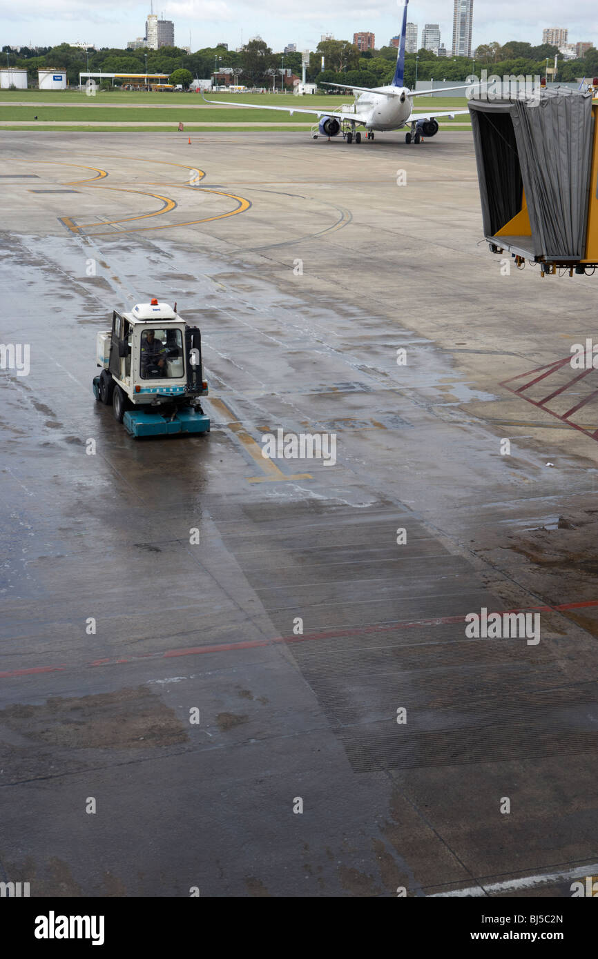 Aircraft jetty hi-res stock photography and images - Alamy