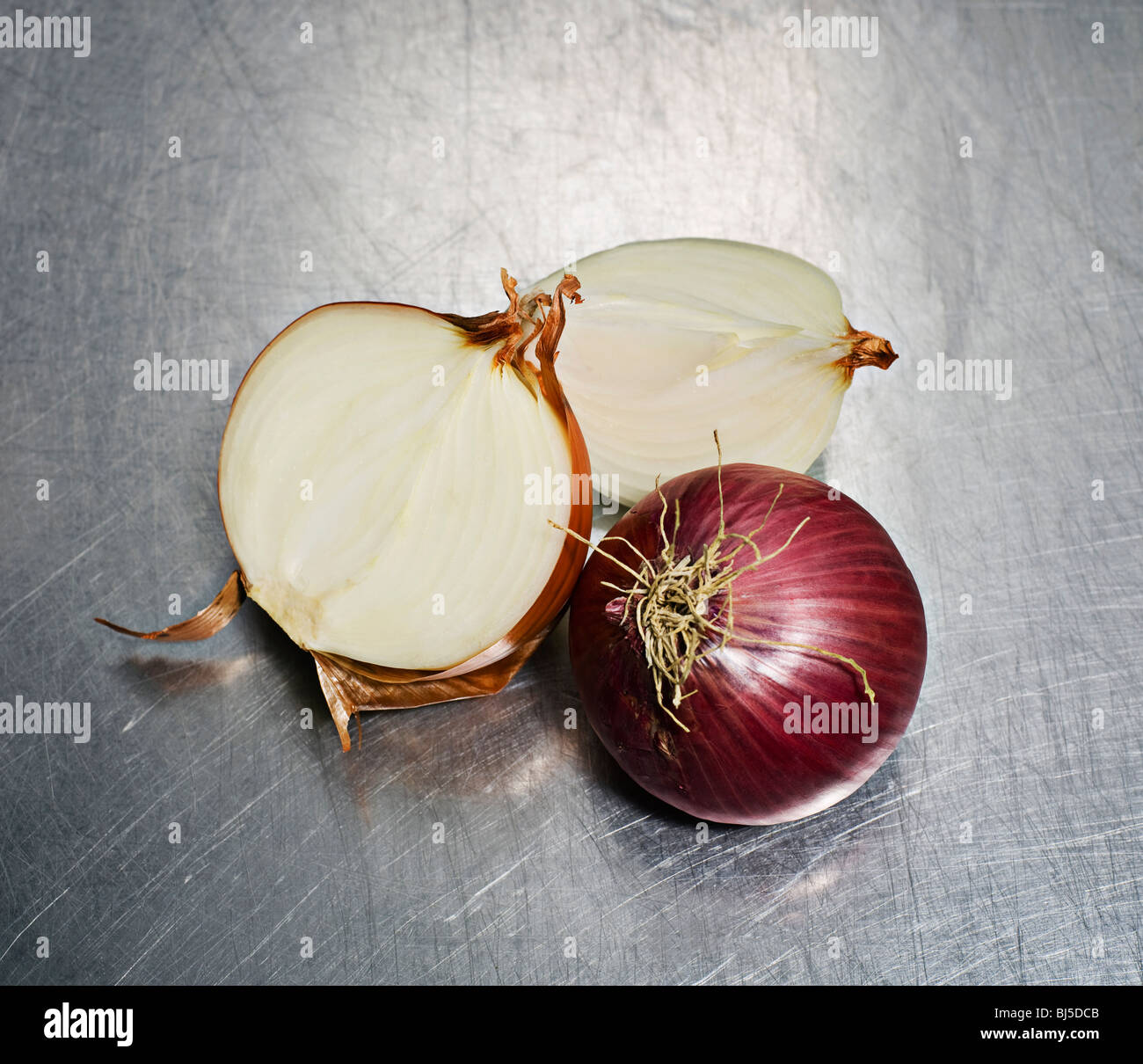 White and red onions Stock Photo - Alamy
