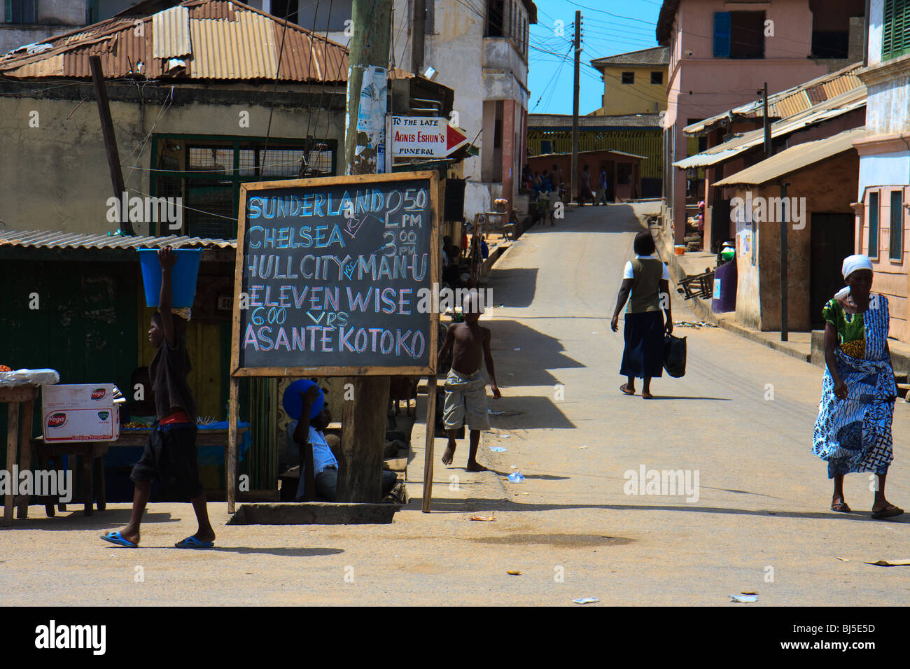 Africa Balancing Ghana Porters Shama Street Work Stock Photo - Alamy