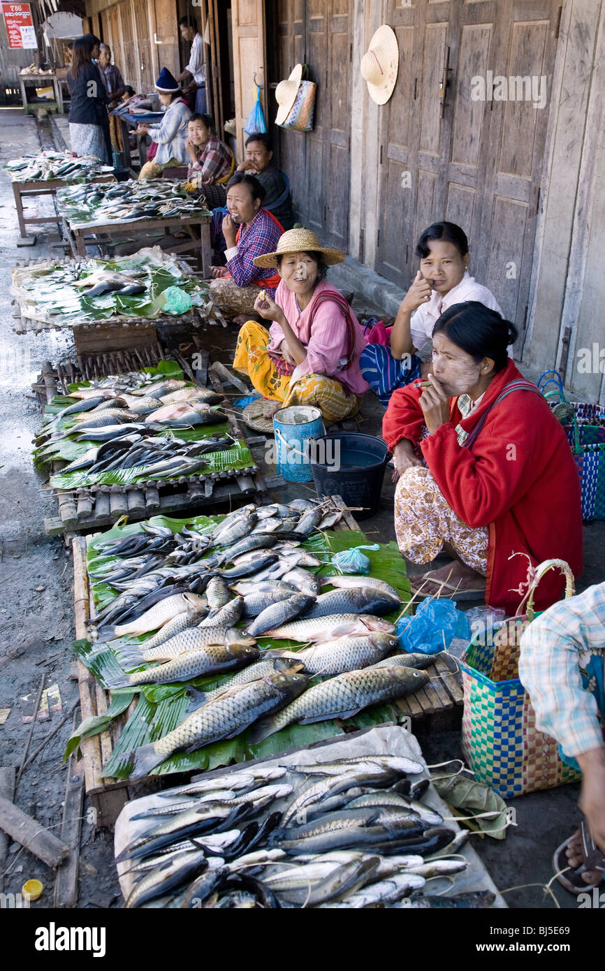Women sell fish hi-res stock photography and images - Alamy