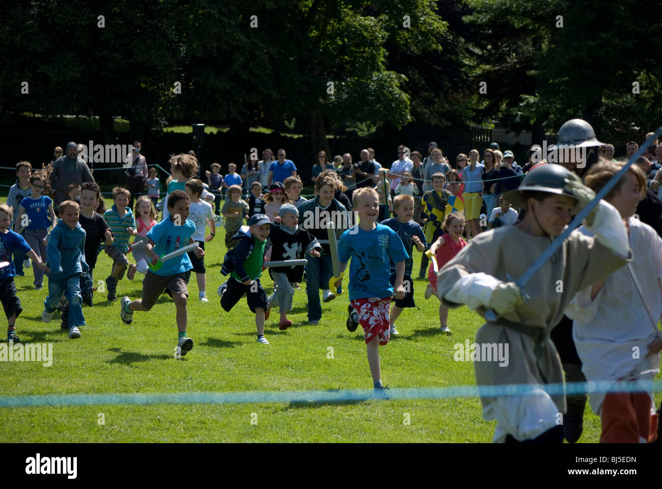 Crowd running away hi-res stock photography and images - Alamy
