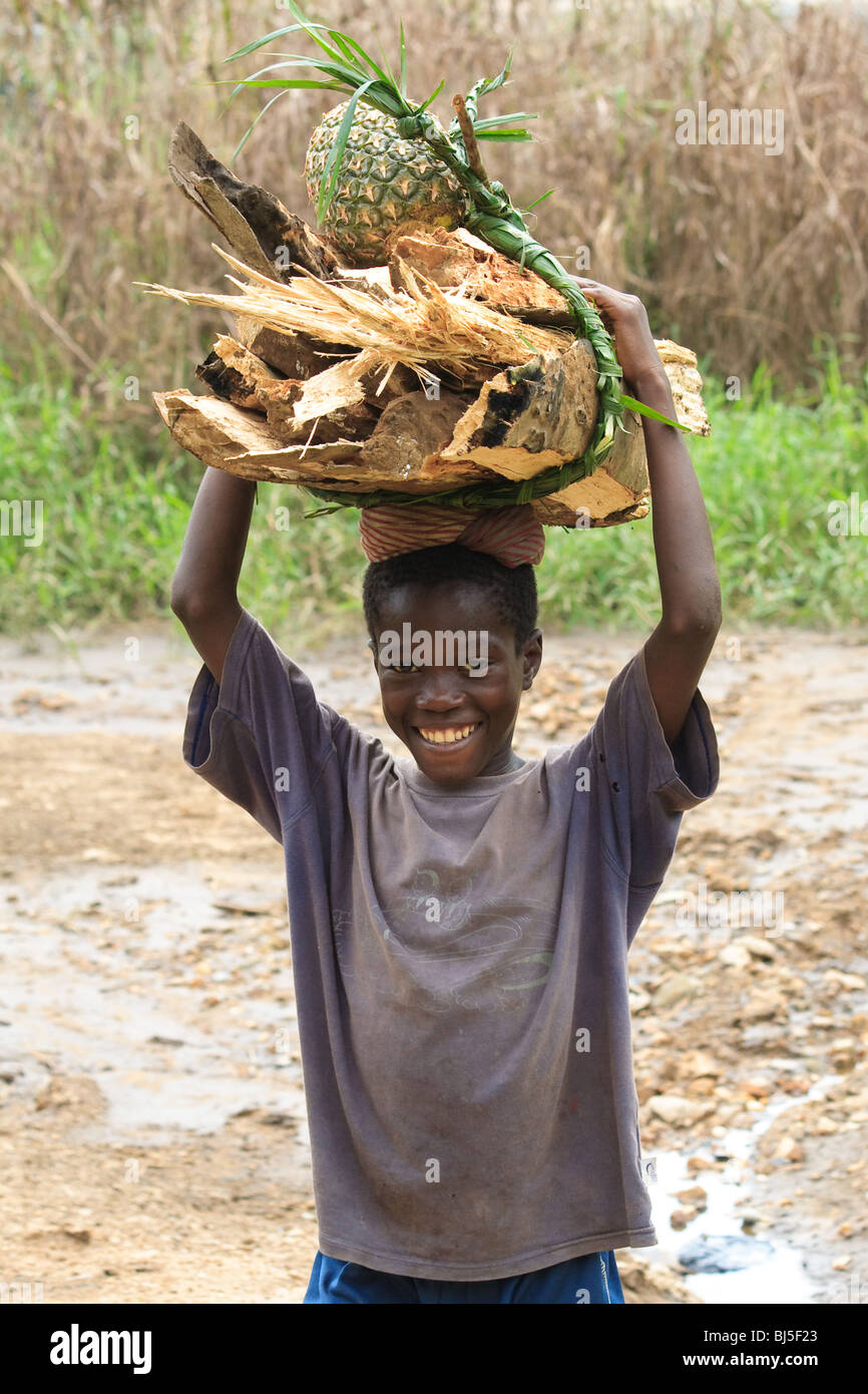Africa Cameroon Farmers Kids Mamfe Work Stock Photo - Alamy