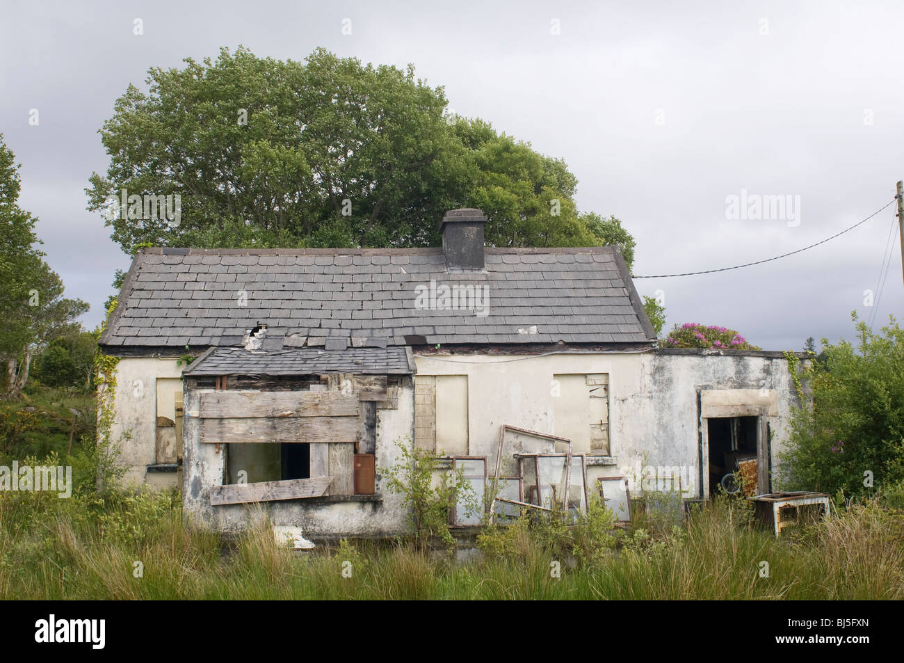 Irish abandoned cottage hi-res stock photography and images - Alamy