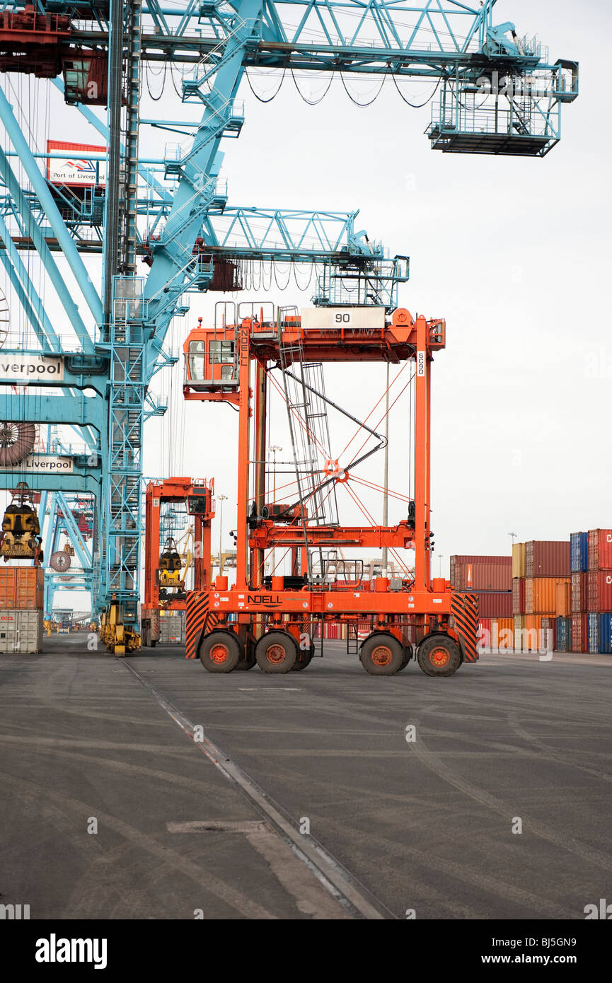 Straddle carrier container hi-res stock photography and images - Alamy