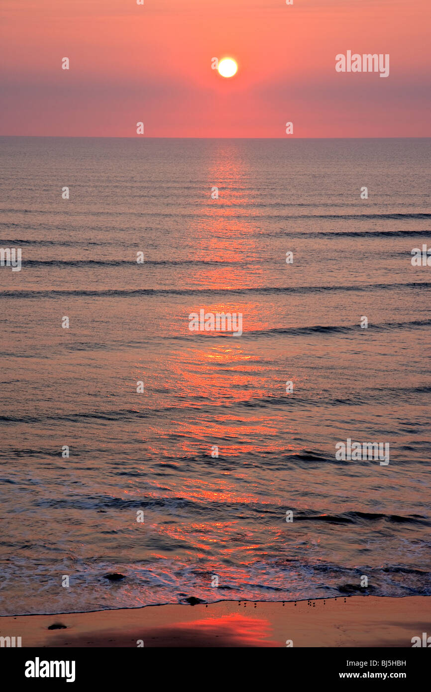 Beach sunset ireland hi-res stock photography and images - Alamy