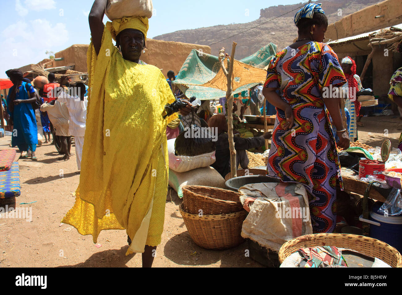 Africa Boni Mali Market Street Textile Yellow Stock Photo - Alamy
