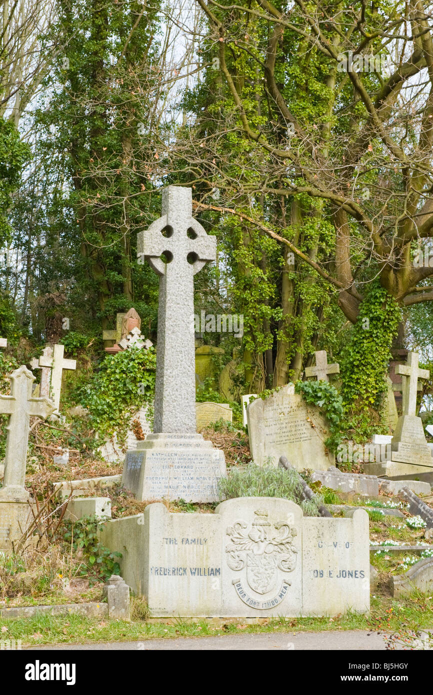 Highgate Cemetery , one 6 original private cemeteries around London ...
