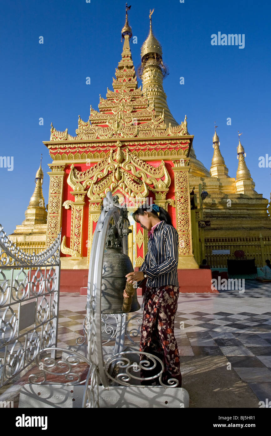 Woman thumping a bell. Mya Tha Lun Paya. Magwe. Myanmar Stock Photo - Alamy