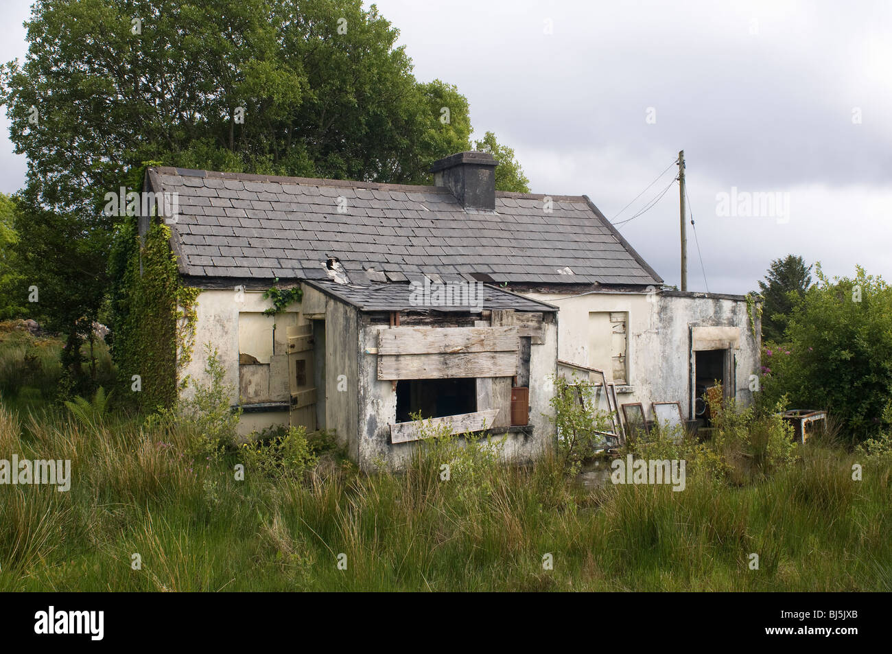Irish abandoned cottage hi-res stock photography and images - Alamy