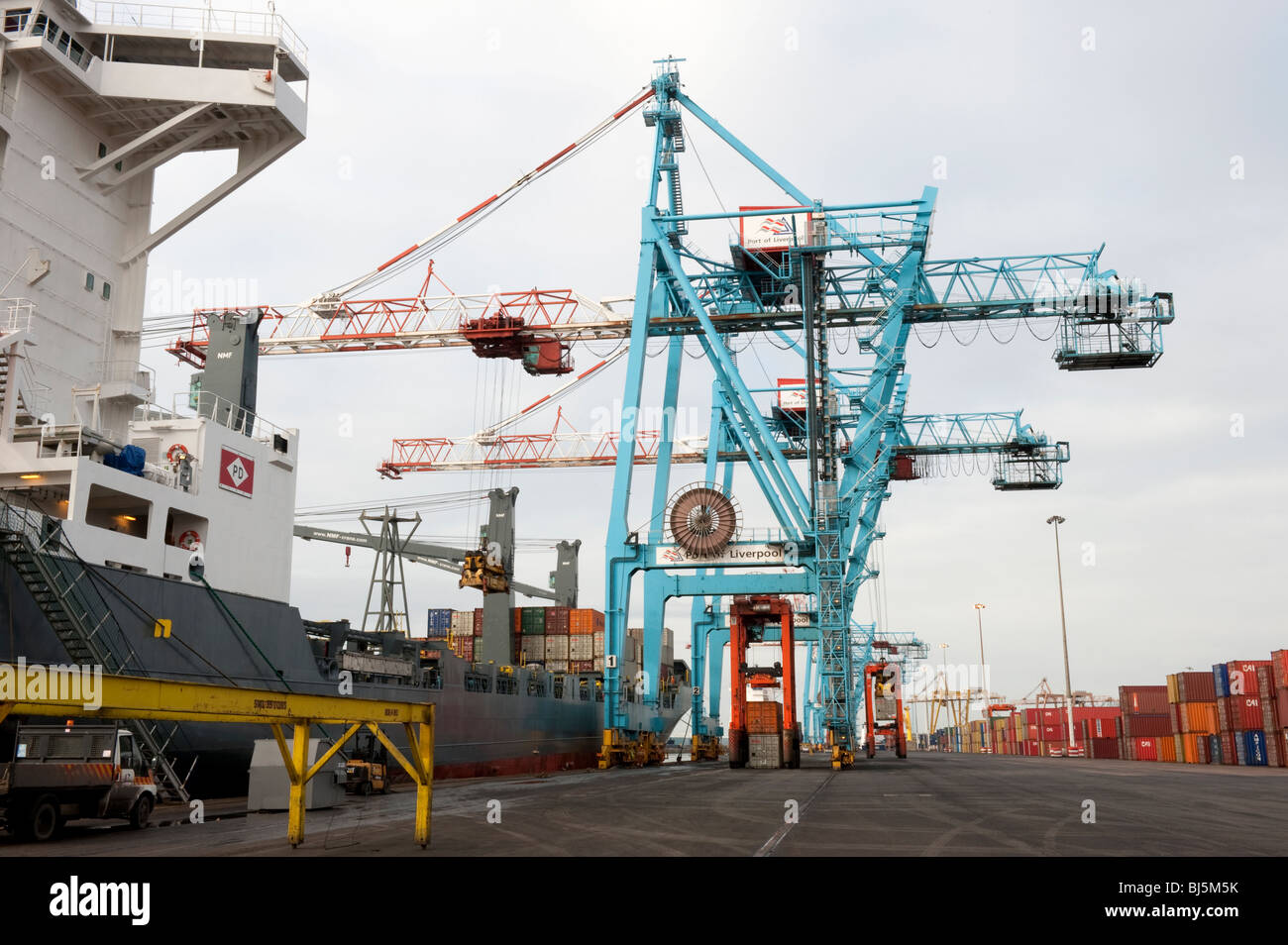 Dockside cranes hi-res stock photography and images - Alamy