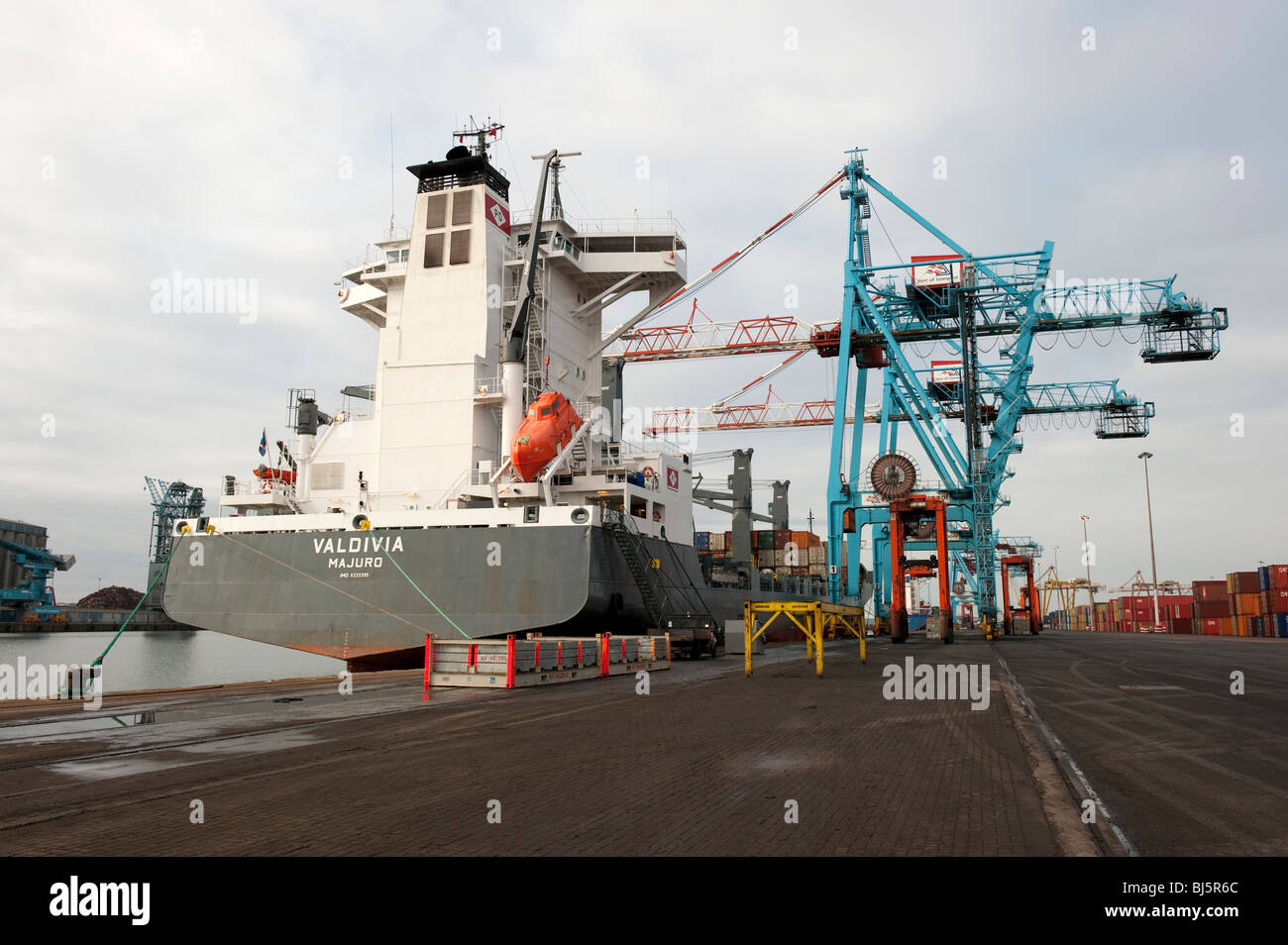 Container ship being unloaded port hi-res stock photography and images ...