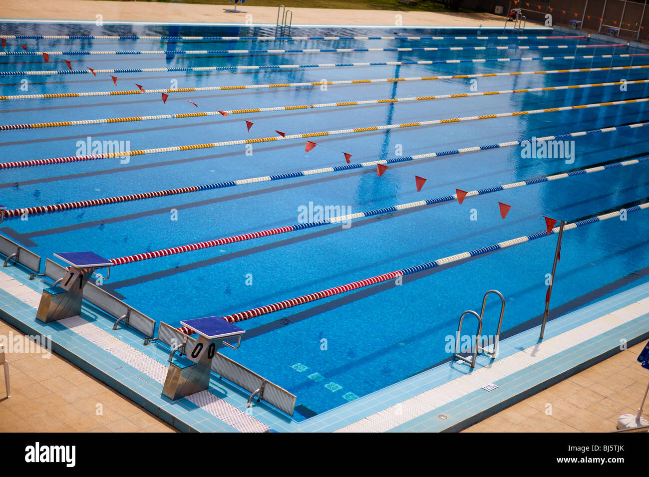 EMPTY SWIMMING POOL Stock Photo - Alamy