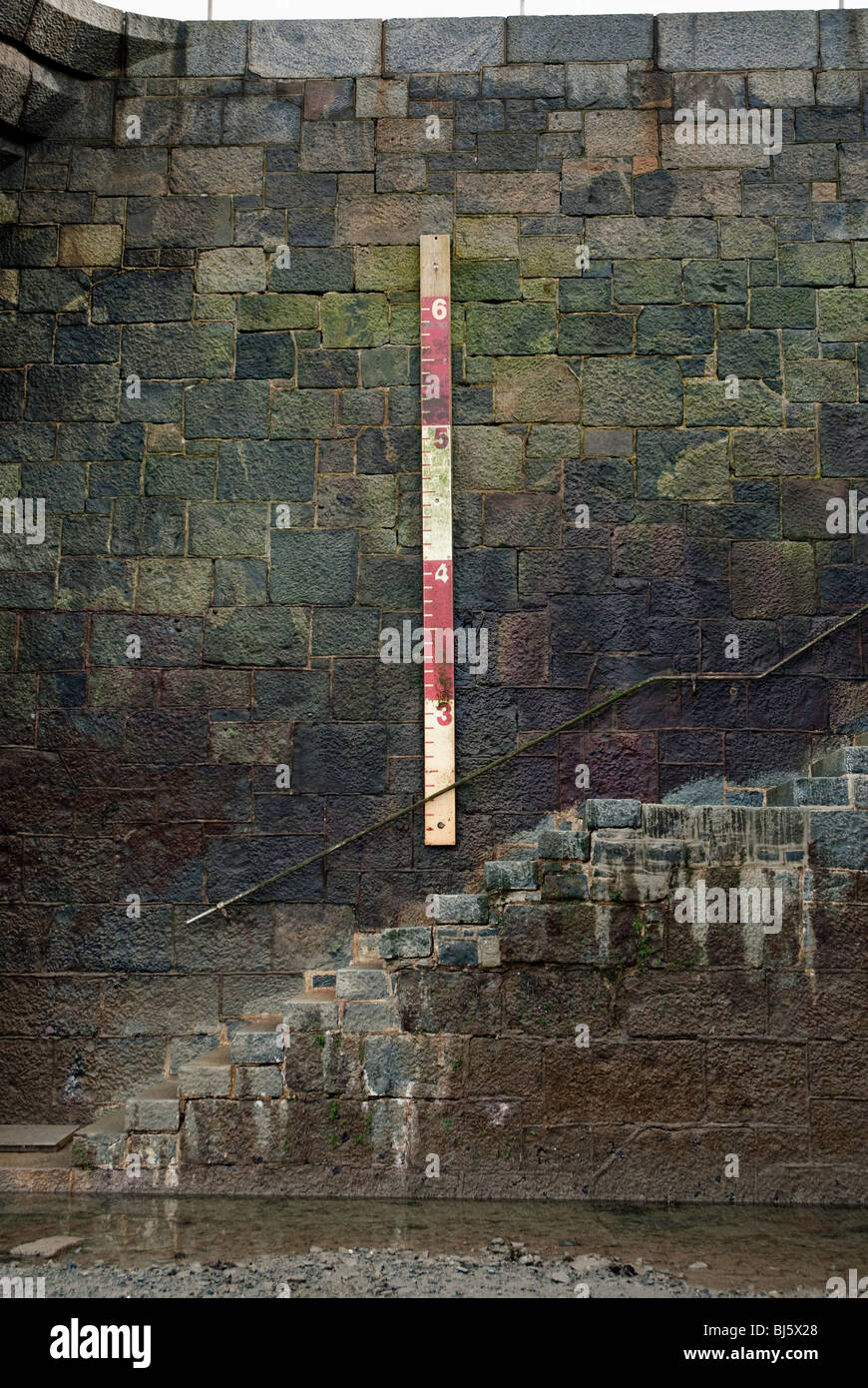 Tidal sea wall hi-res stock photography and images - Alamy