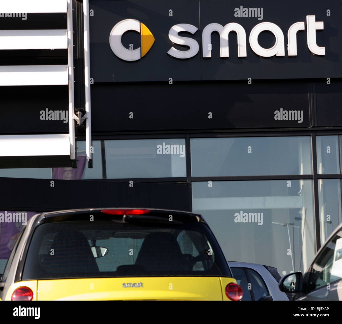 2000s car dealership uk hi-res stock photography and images - Alamy