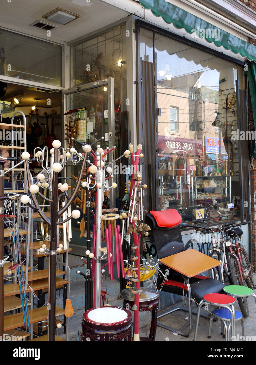 The old curiosity shop hi-res stock photography and images - Alamy