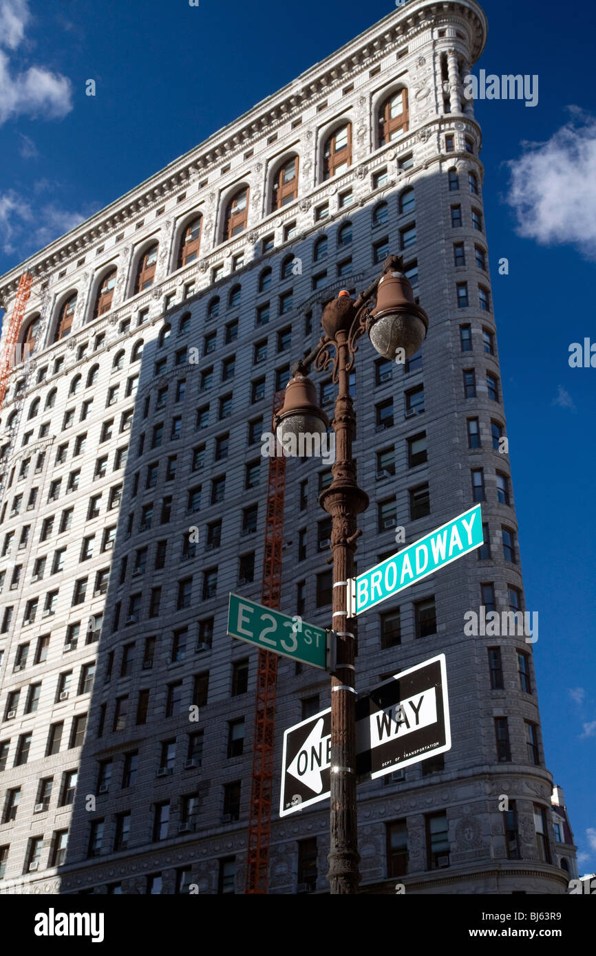 Flatiron Building, considered to be one fo the first skyscrapers ever ...