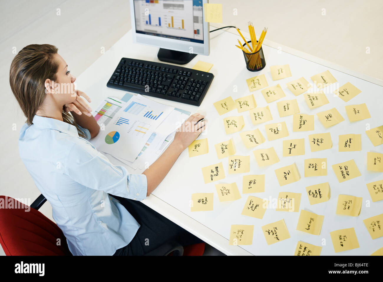 Woman schedule post it notes hi-res stock photography and images - Alamy