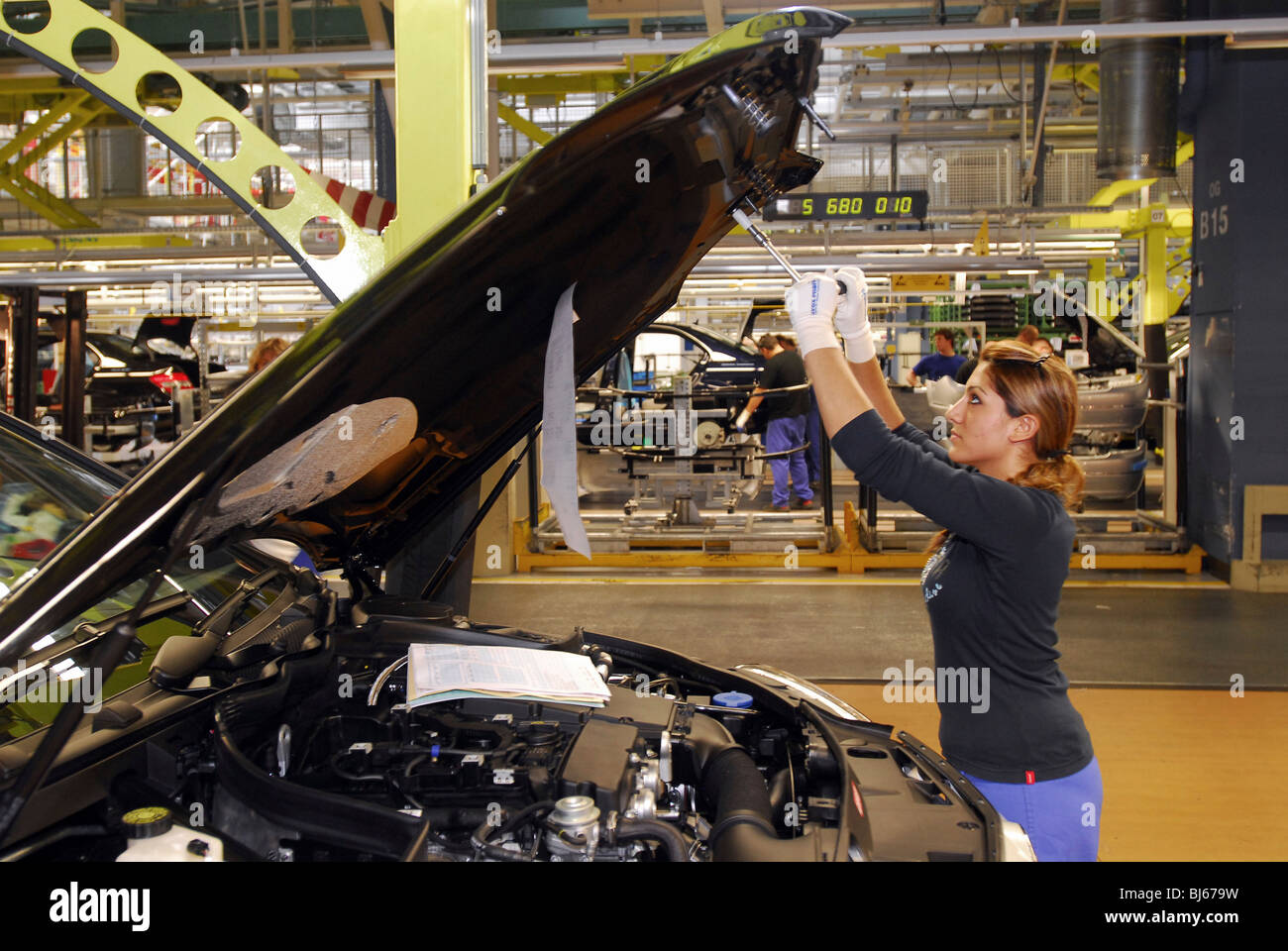Mercedes benz manufacturing plant hi-res stock photography and images ...