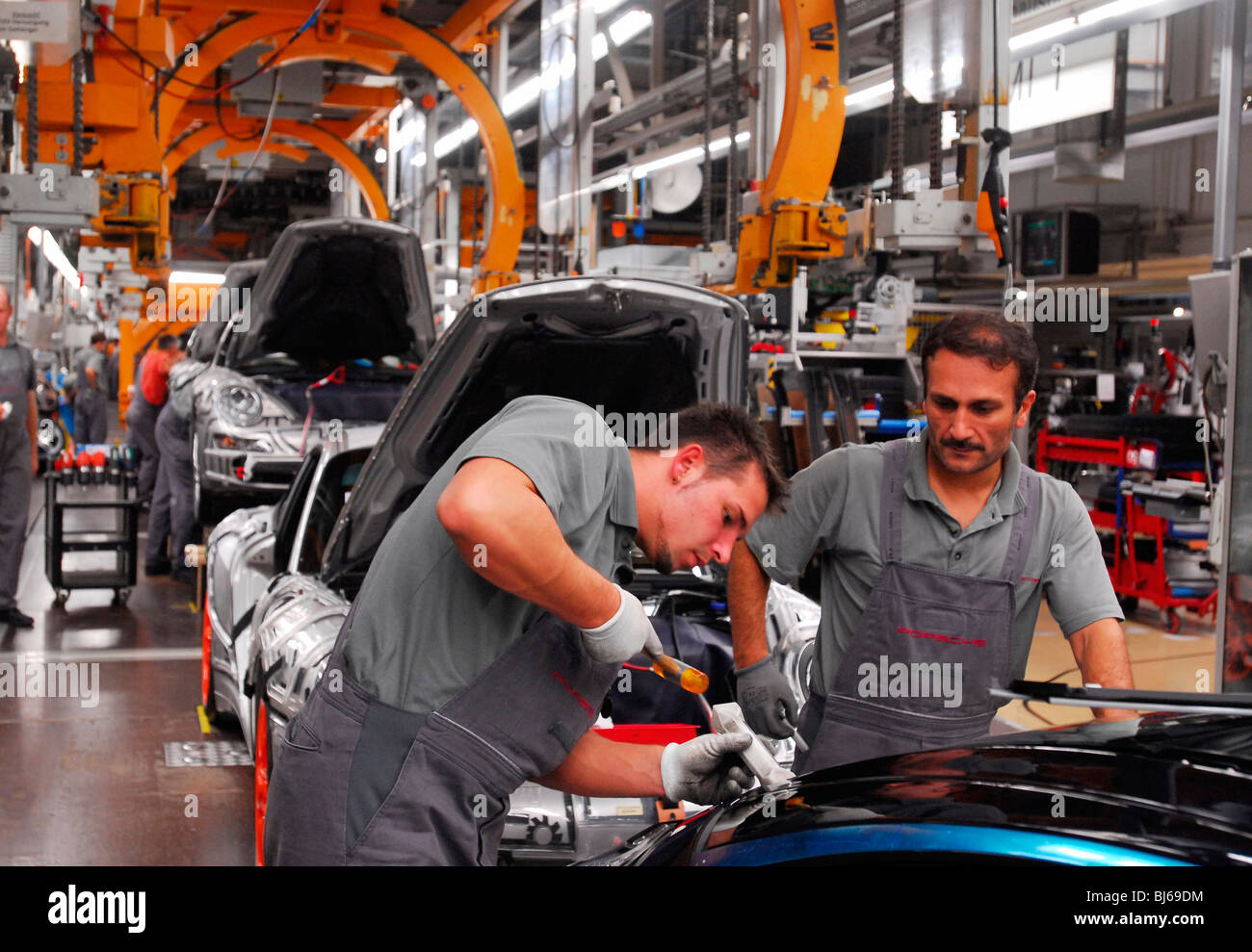 Automobile manufacturing employees hi-res stock photography and images ...