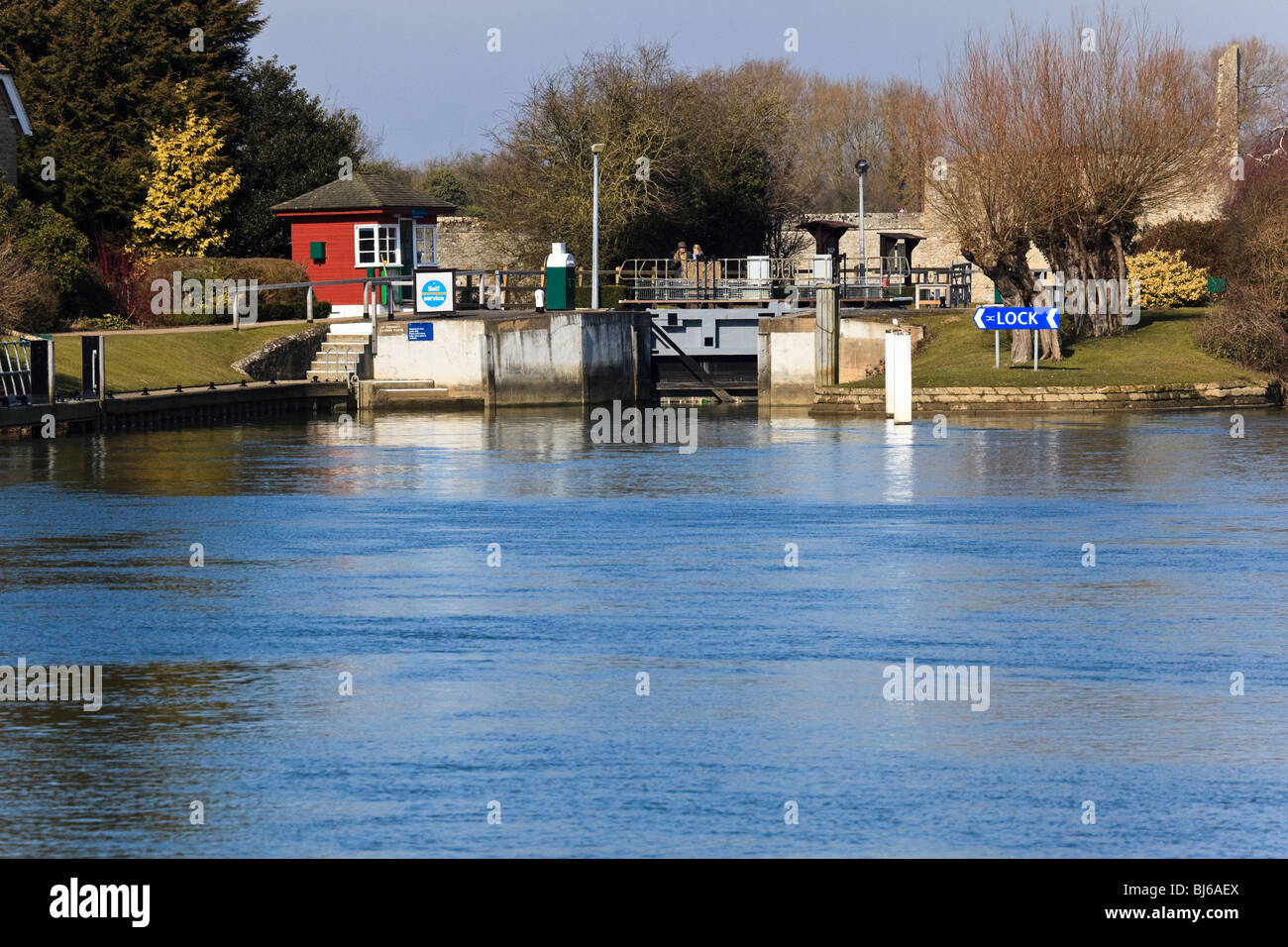 The attractive lock and lock keepers hut at Godstow in the winter sun ...