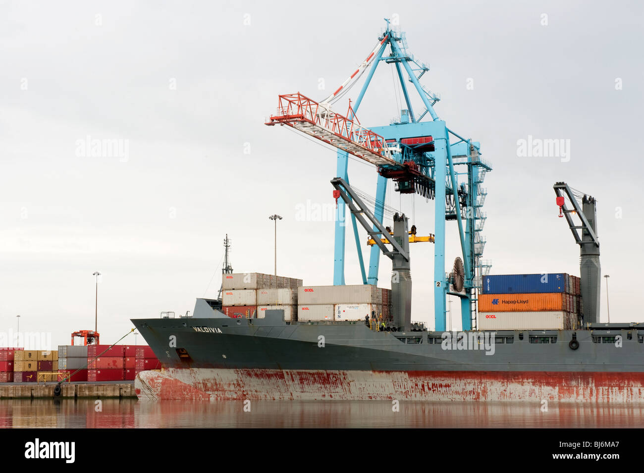 Unloading ships hi-res stock photography and images - Alamy