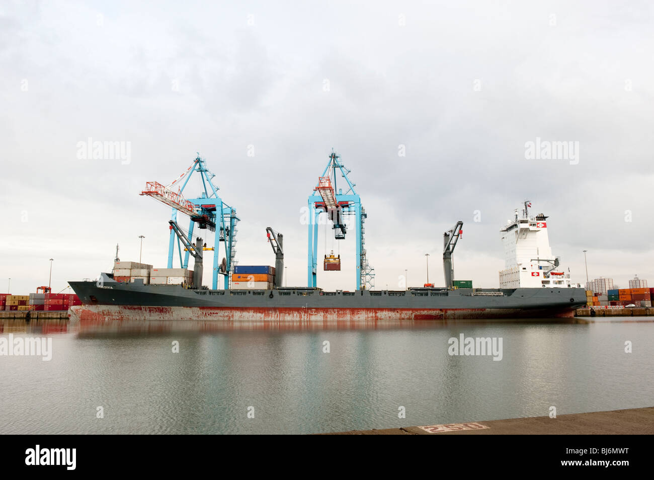 Unloading ships hi-res stock photography and images - Alamy