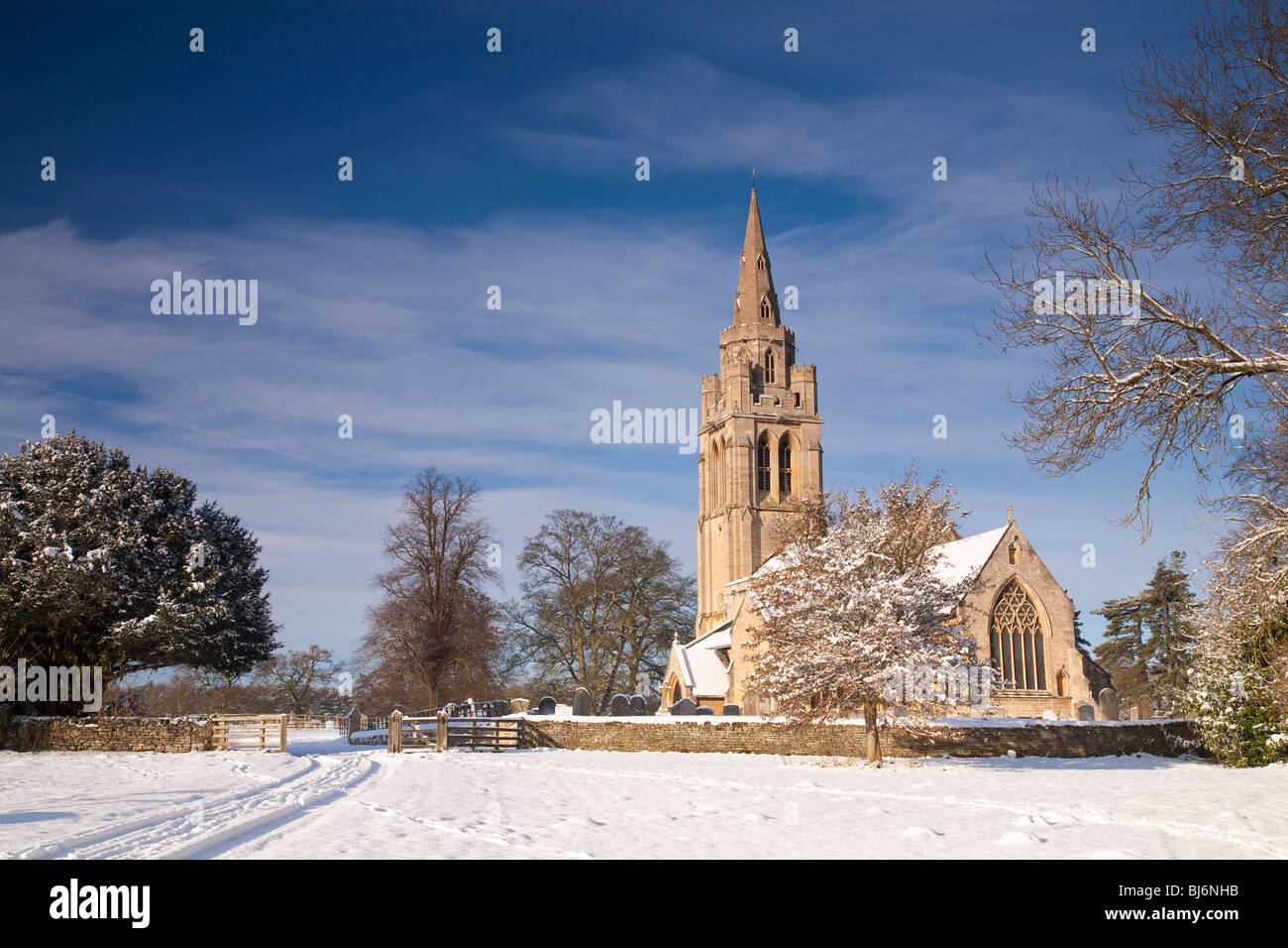 English church in the snow hi-res stock photography and images - Alamy