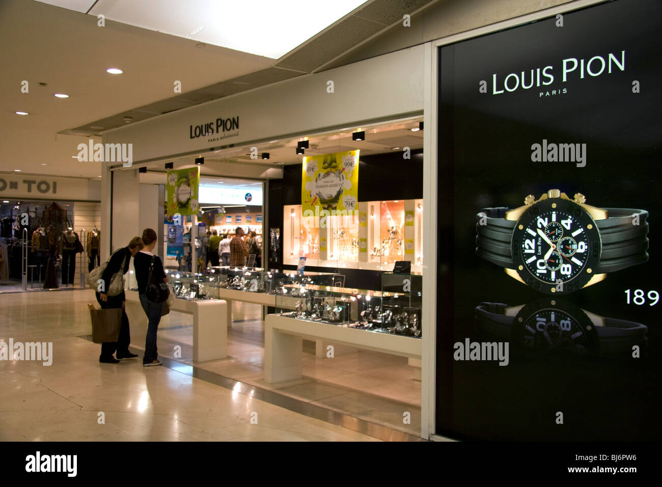 Shopping mall storefronts hi-res stock photography and images - Alamy